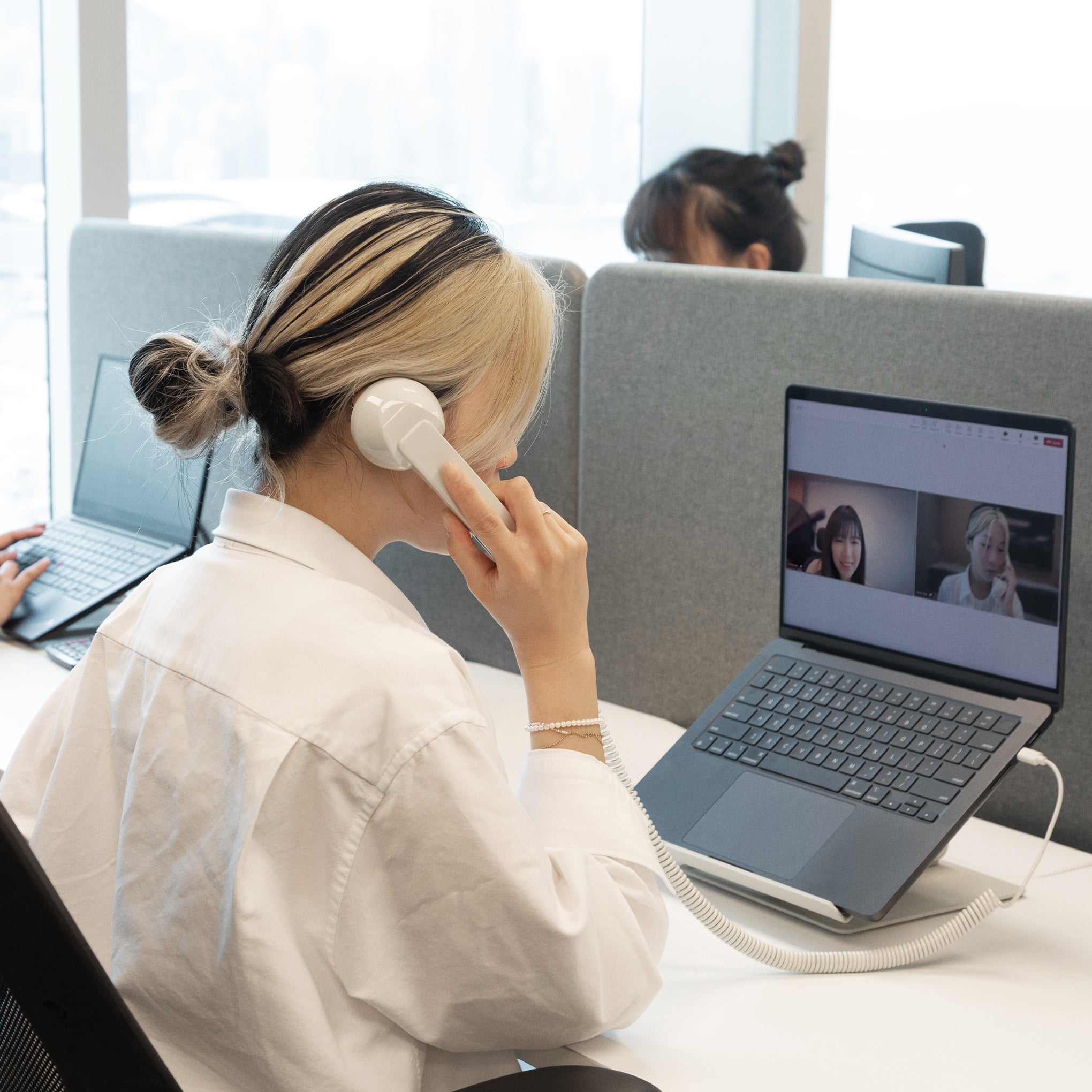 Native Union Retro Pop Phone for Smartphone - Sandstone – MoMA Design Store