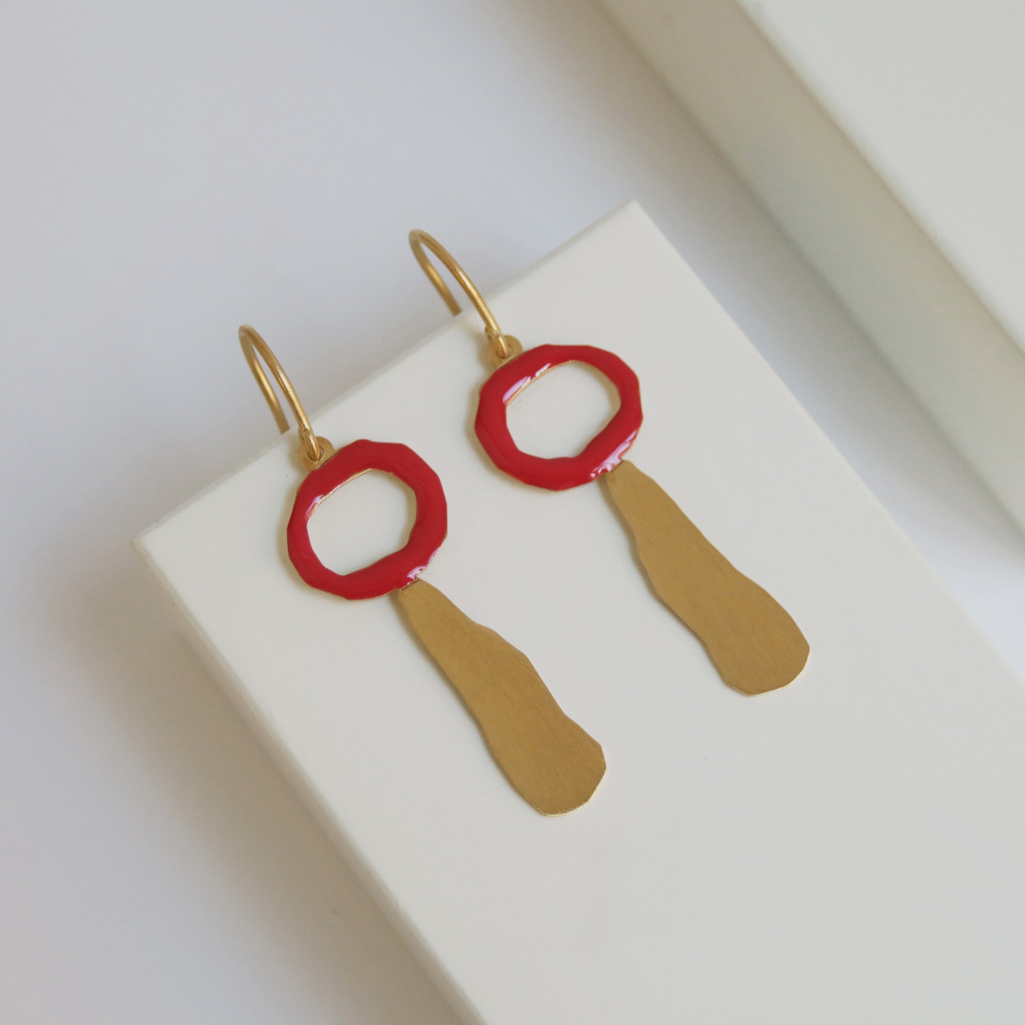 Joan Miró Gold-Plated Circle Teardrop Earrings – MoMA Design Store
