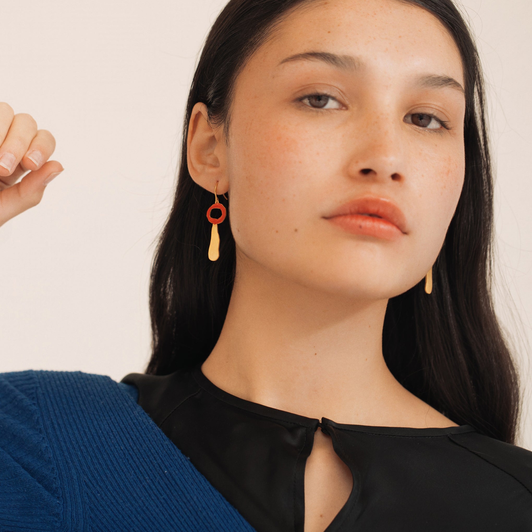 Joan Miró Gold-Plated Circle Teardrop Earrings – MoMA Design Store