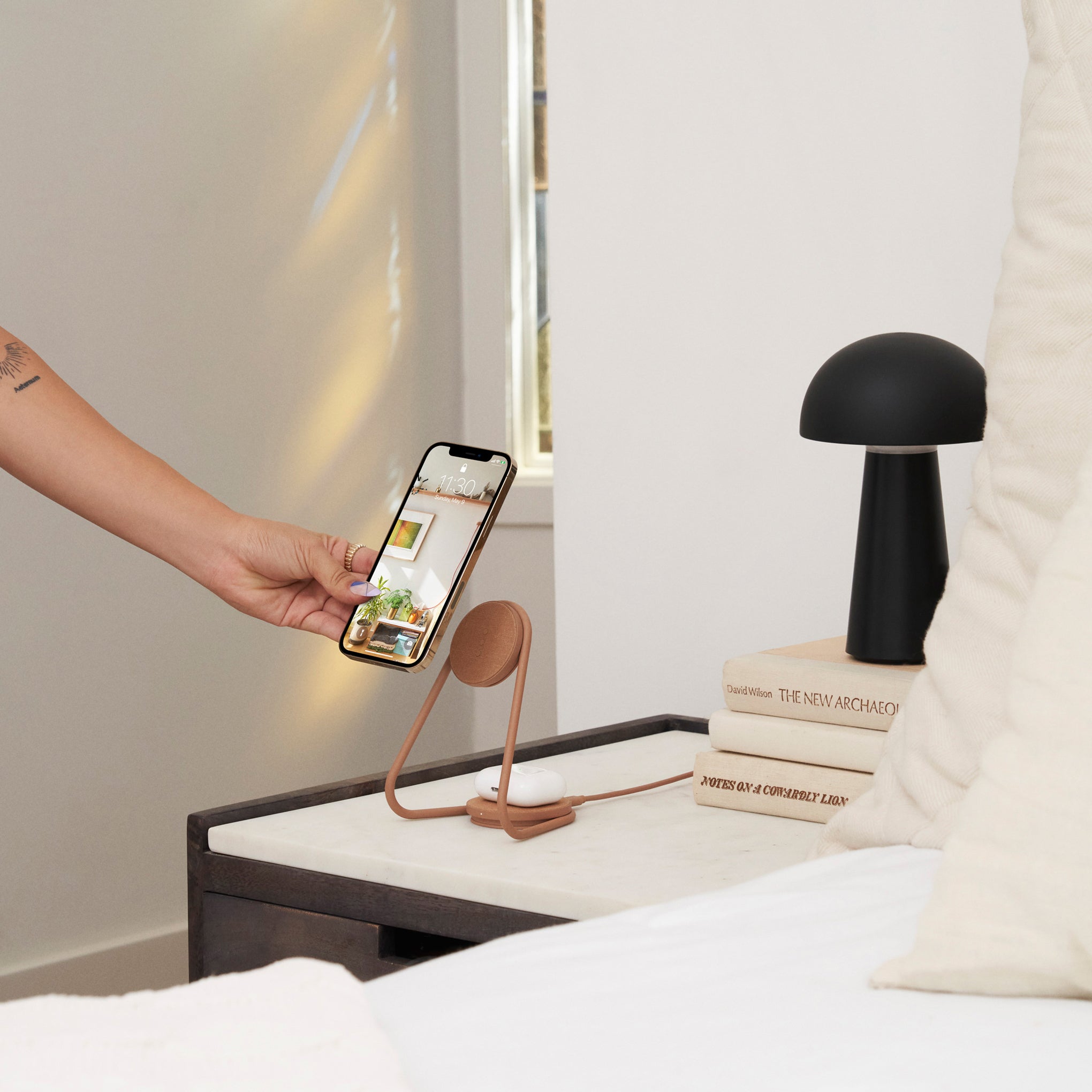 Courant Mag2 iPhone Charging Stand – MoMA Design Store