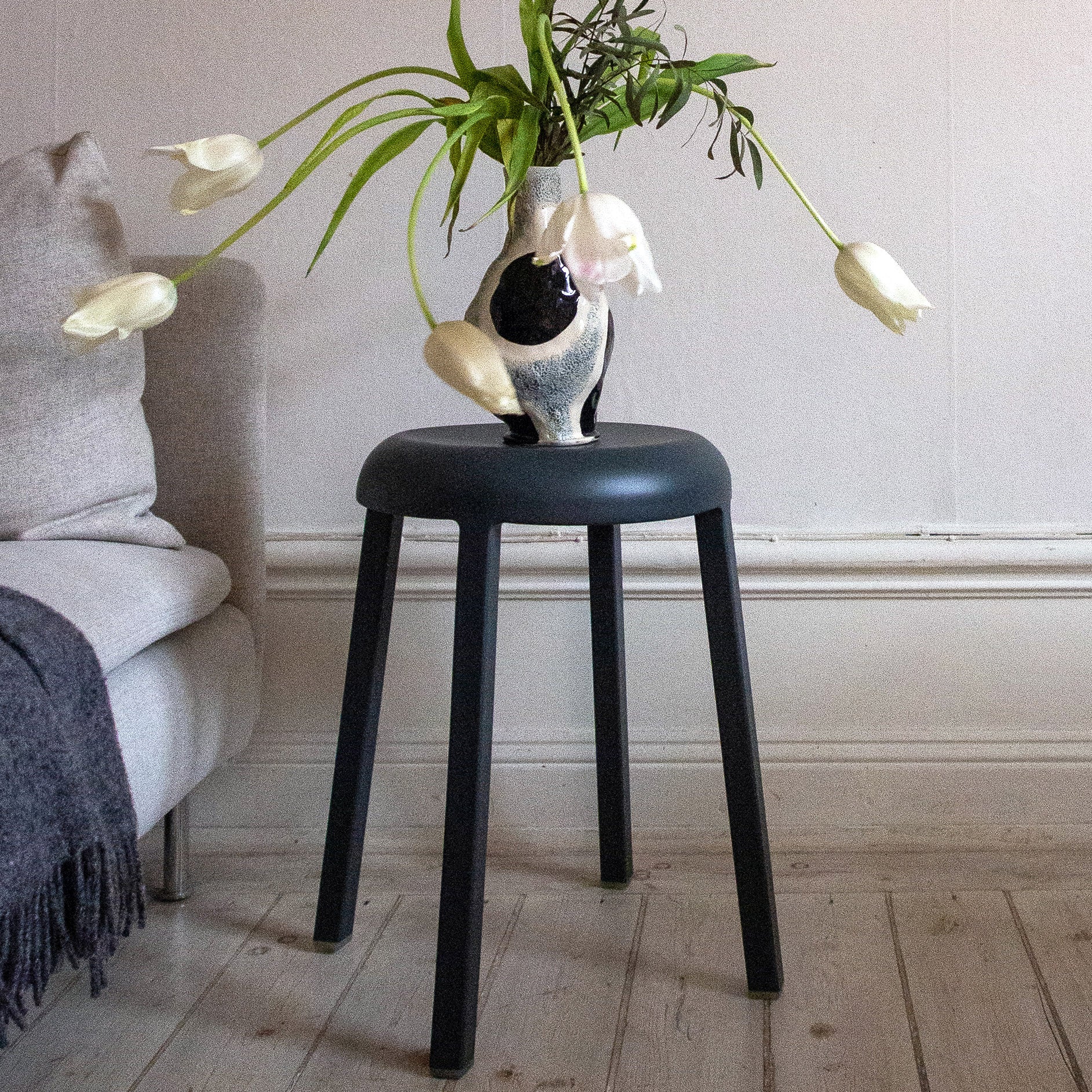 Emeco Za Stool - Dark Gray – MoMA Design Store